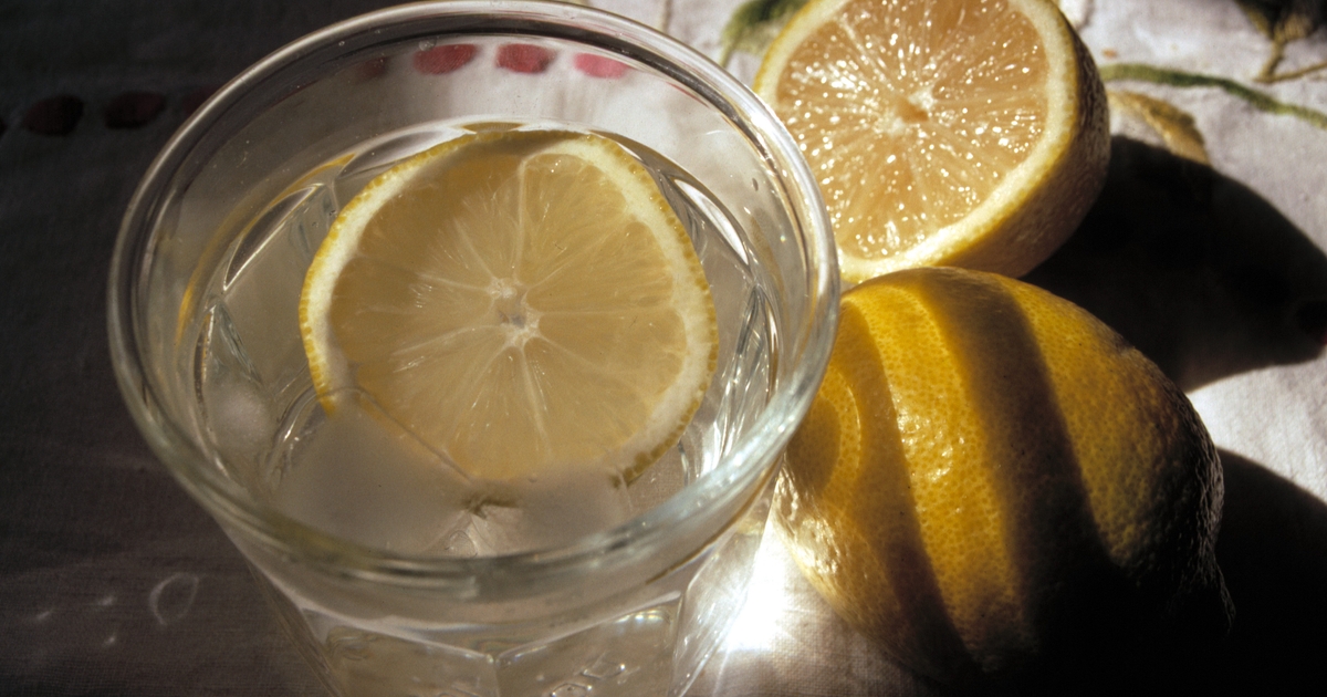 10 grunner til at du skal drikke vann med sitron