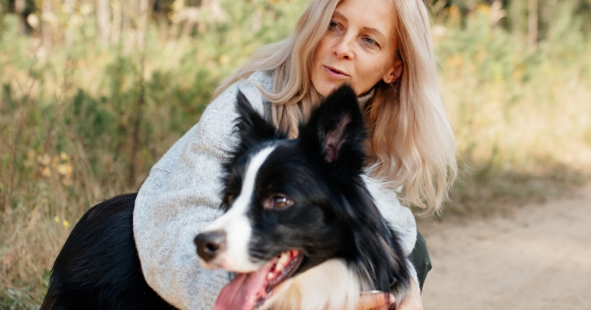 Kvinde gav sønnens hund til hans ekskone: Nu hyldes hun på nettet