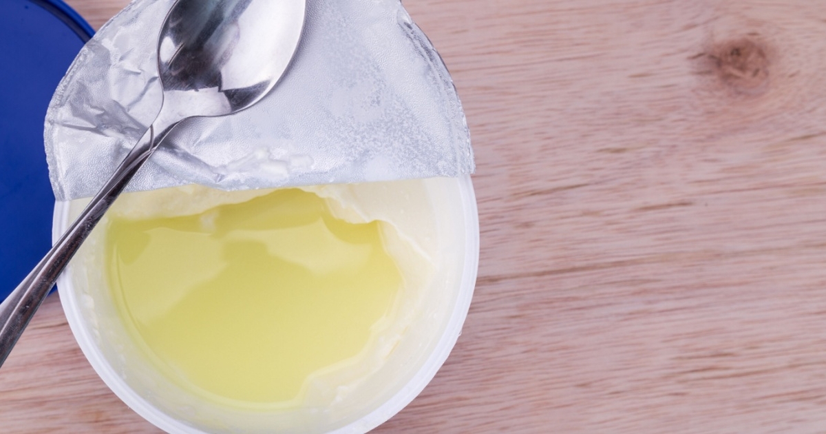Mange smider væsken på yoghurten ud: Men der er en særlig grund til at ...