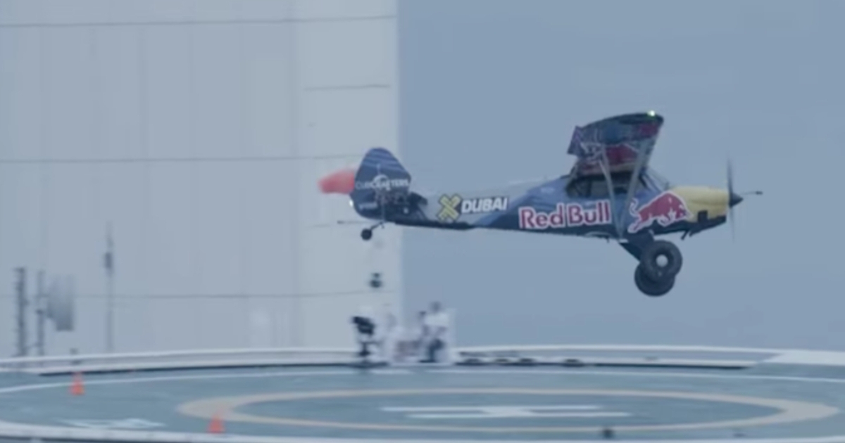 Se den vilde video: 'Red Bull'-pilot lander fly på ...