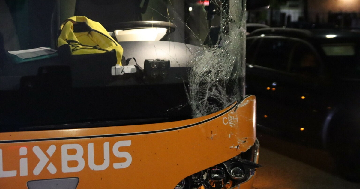 Voldsom ulykke: Bus påkører personbil bagfra