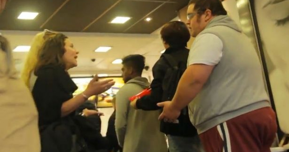 Teenager gør grin med tyk mand på McDonald’s - får sig straks en lærestreg