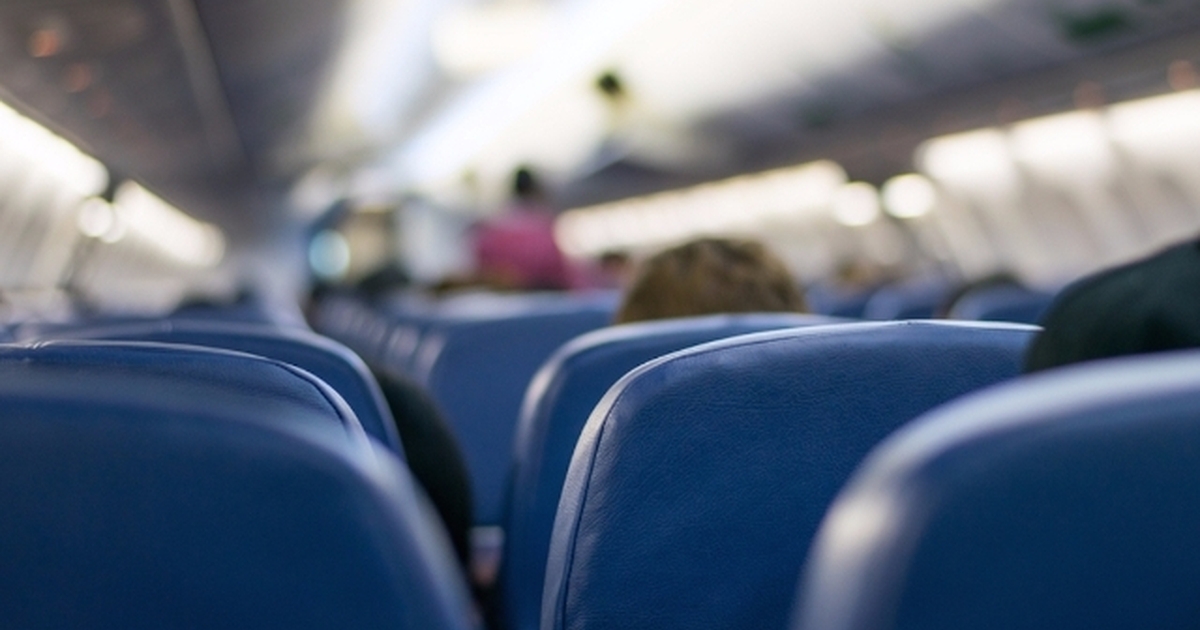 Mor begyndte at græde ombord på fly, da sidemand kaldte hende fed: Det skulle han ikke have gjort