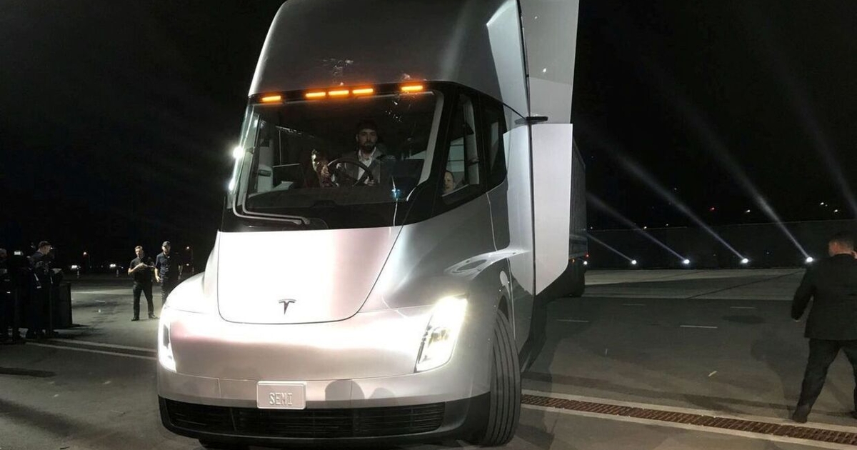 Brand i Tesla-lastbil: Der skulle 190.000 liter vand til at slukke ...