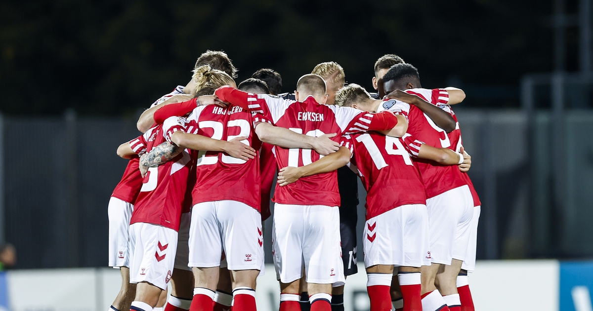 Hver og en er blevet signeret: Landsholdets trøjer fra aftenens kamp kan blive dine