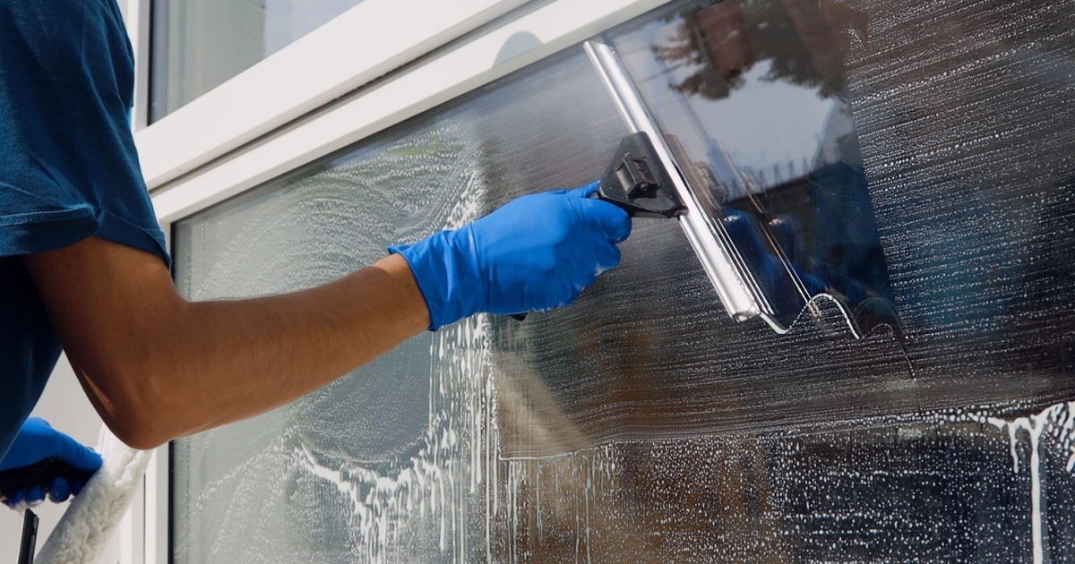 Window Cleaning Tips from the Pros: What Not to Do