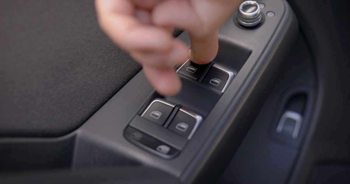 Kører du med halvt åbne vinduer i bilen? Det bør du lade være med ...