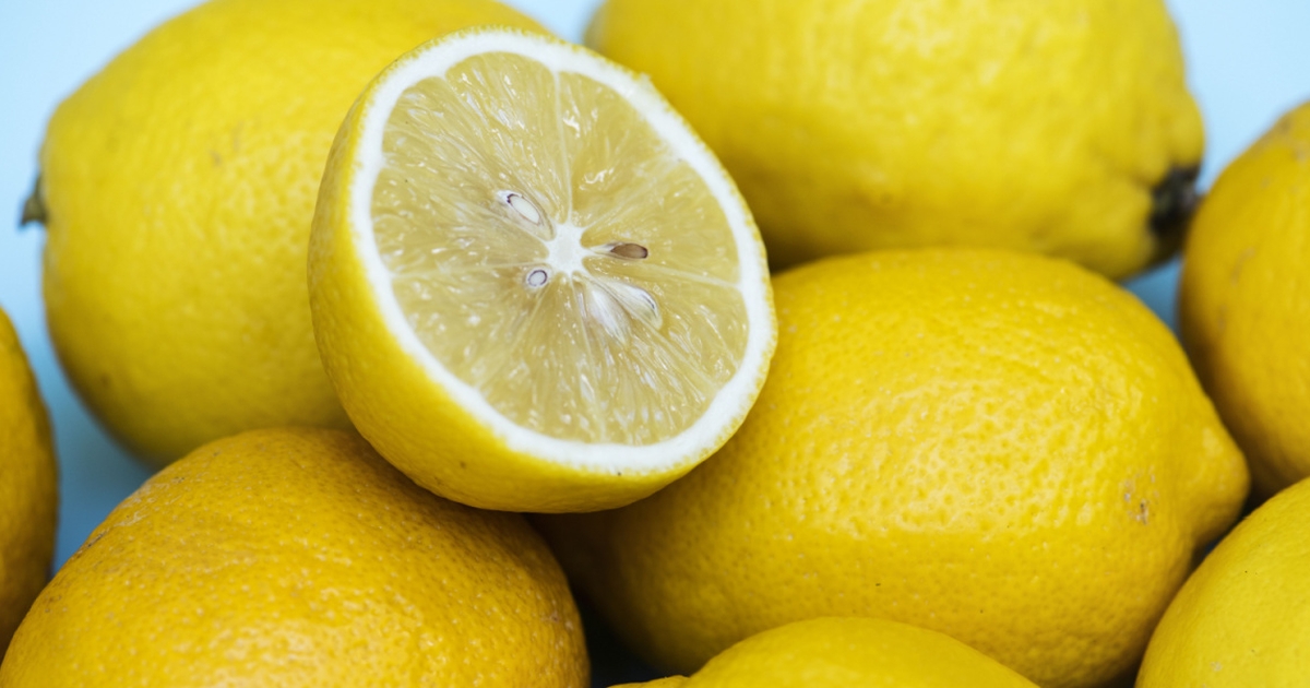 Derfor bør du altid have citroner på natbordet
