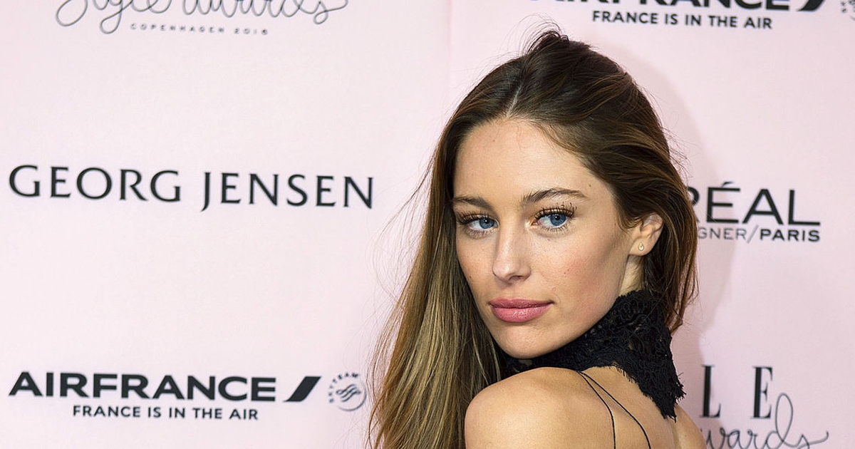 Se billedet: Mathilde Gøhler slikker sol - topløs på stranden