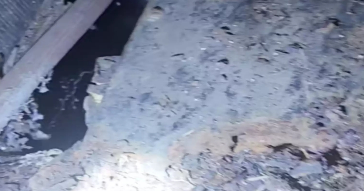 Mand åbner gammel rusten faldlem: Da han kigger ned i den, får han et ...