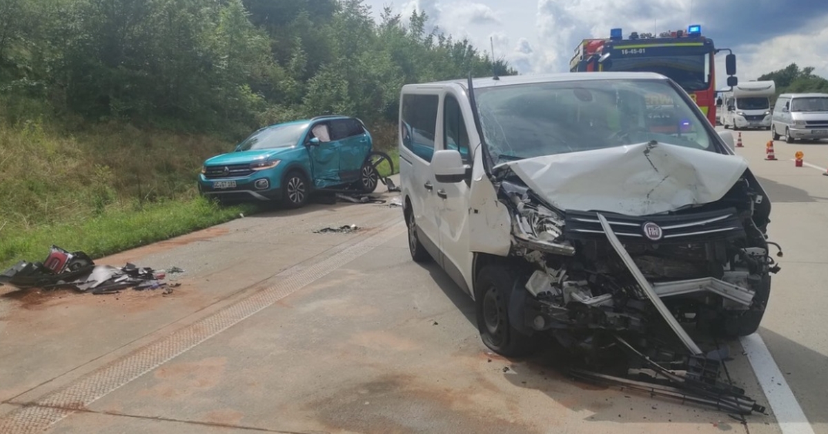 Schwerer Unfall auf der A4: Acht Verletzte, darunter drei Kinder