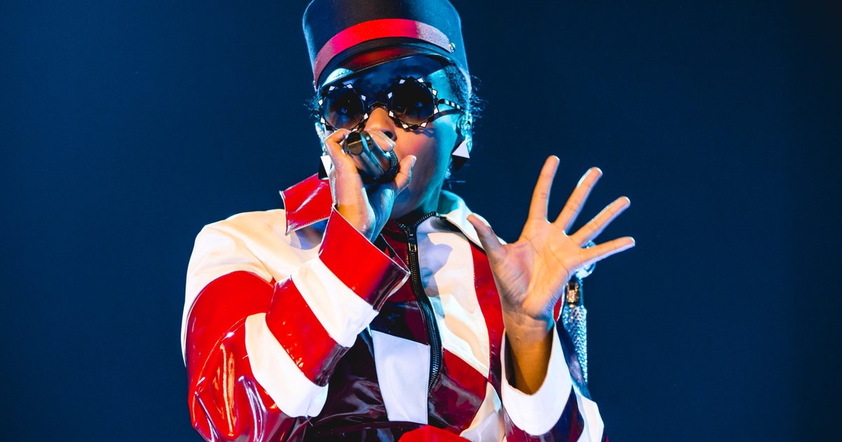 Toppløs: Popstjerne kaster klærne