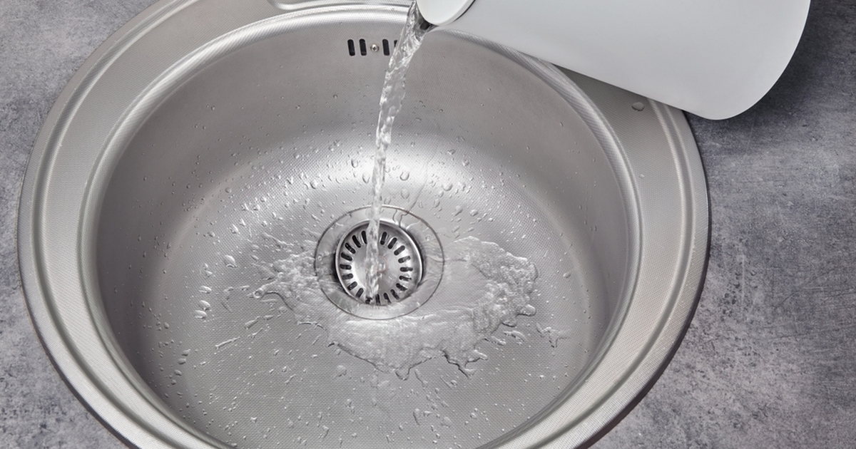 Hæld aldrig kogende vand i vasken: Her er en vigtig advarsel til alle ...