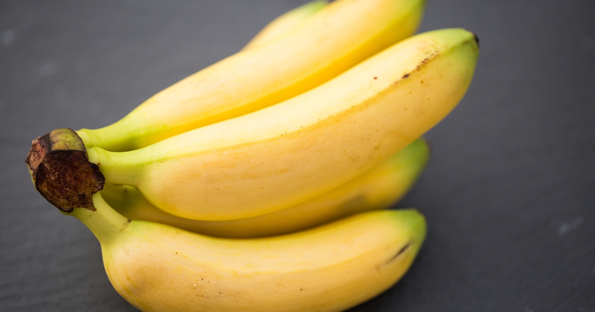 Kvinne gnir bananskall i ansiktet hennes - du vil aldri gjette hvorfor