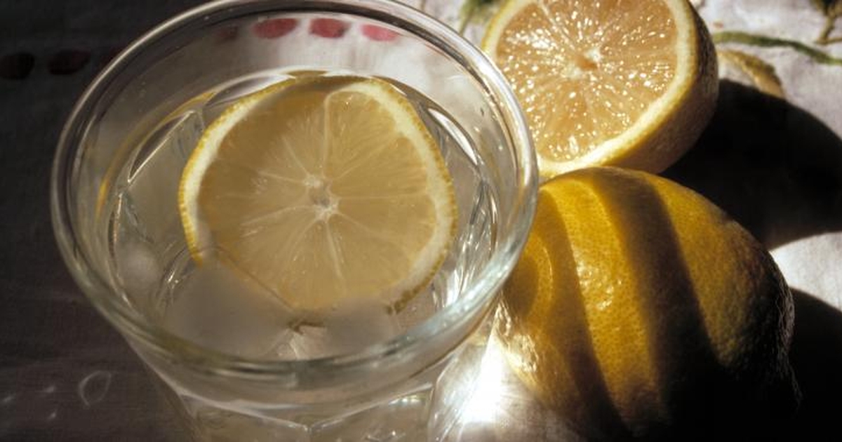 10 grunner til at du bør drikke vann med sitron