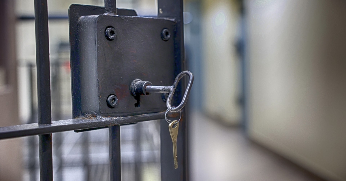 Kriminalvårdare döms för förbjuden relation med intagen