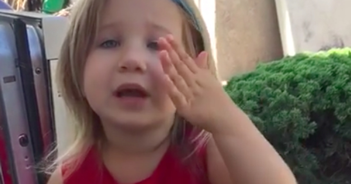 Far er pinlig til bryllup – men så sætter rapkæftet pige ham på plads ...