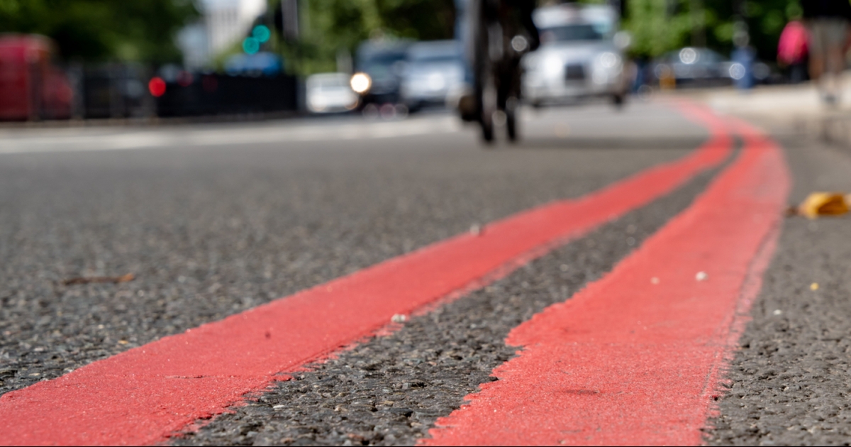 Bilister bør være opmærksomme: Nu males røde streger på vejen