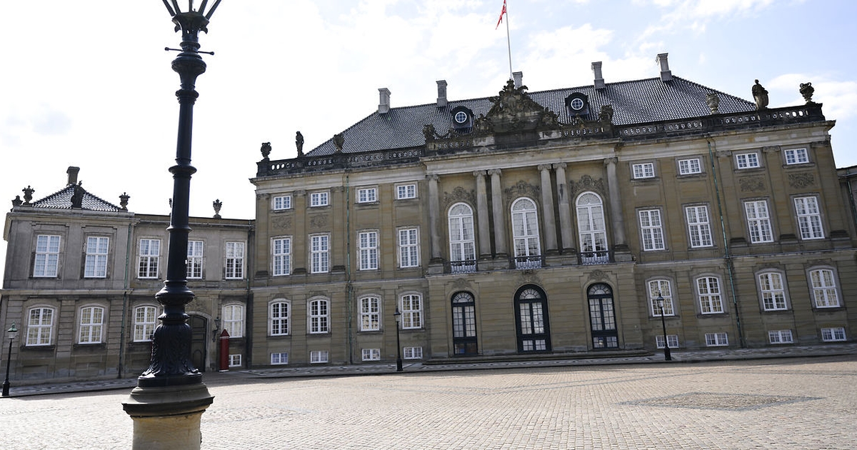 Nytt par? Prins fletter fingrene med supermodell