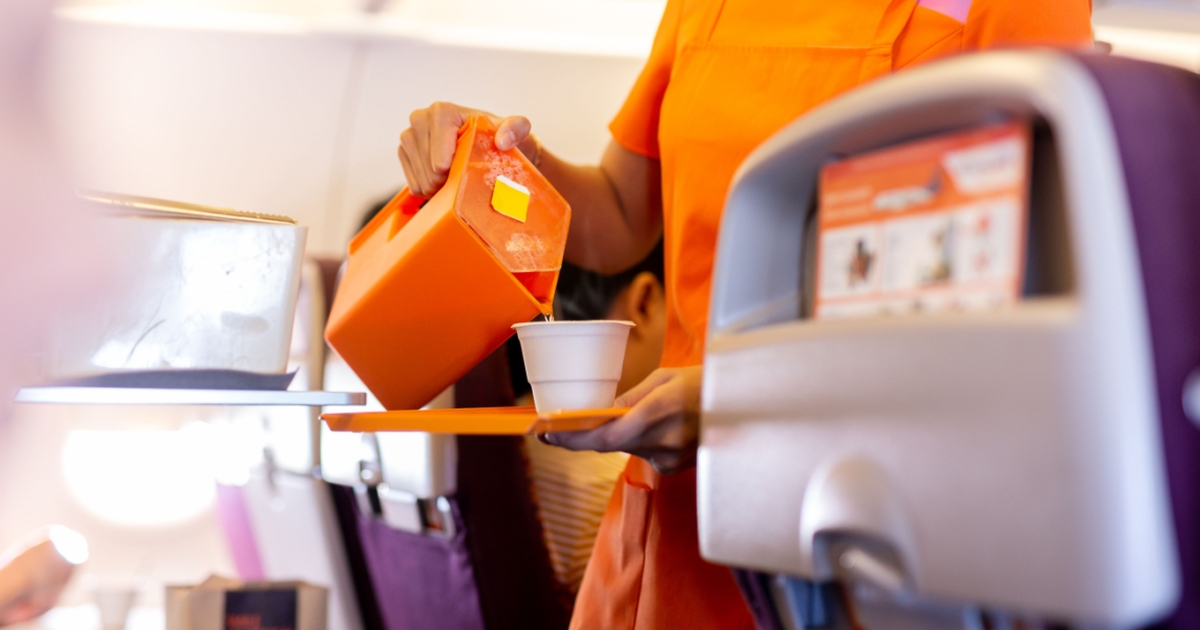 Tidligere stewardesse forklarer: Derfor drikker flypersonalet sjældent ...