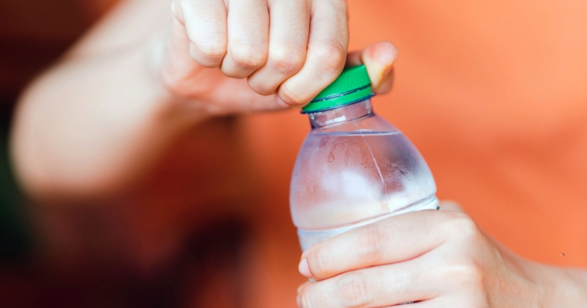 Så länge kan du dricka vatten från en plastflaska