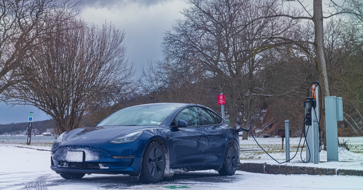 Få tipsene her: Slik lader du elbilen raskere i kulda
