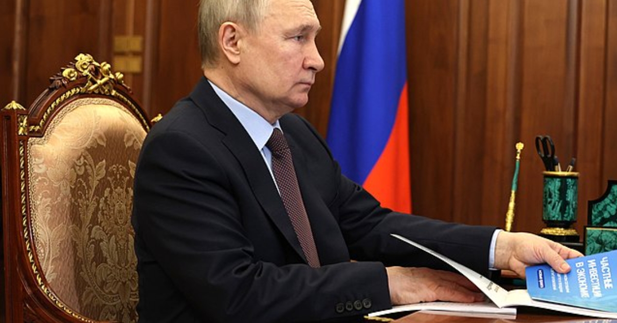 Putin's hand draws attention: What does it reveal?