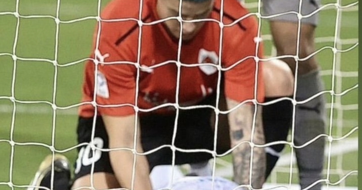 James Rodriguez redder modstanderen Ousmane Coulibaly, der falder om på ...