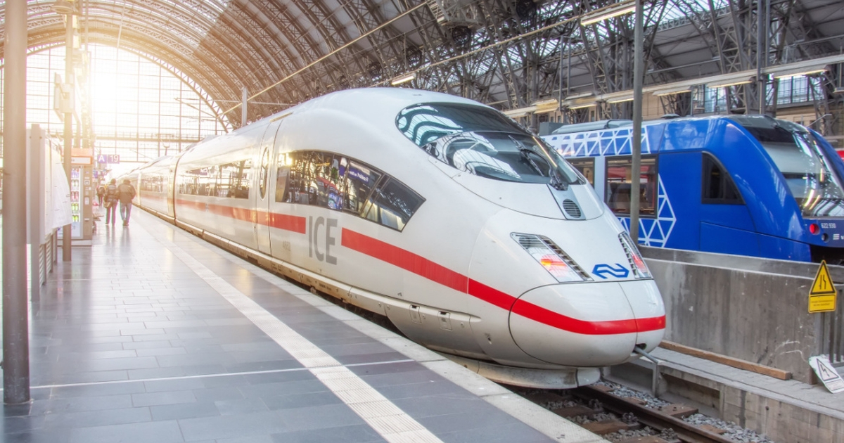 Erschütternder Vorfall: ICE trifft Regionalzug – Zwei Züge kollidieren