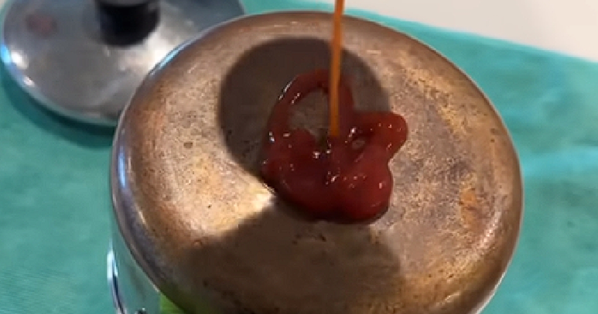 Rub Ketchup on a Frying Pan. After 30 Minutes, It Will Be Like New