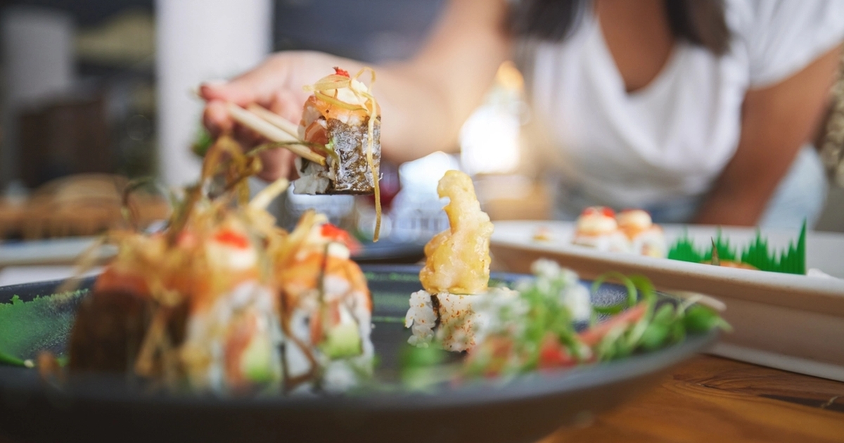 Influencer gik amok på sushi-restaurant efter at blive nægtet gratis ...