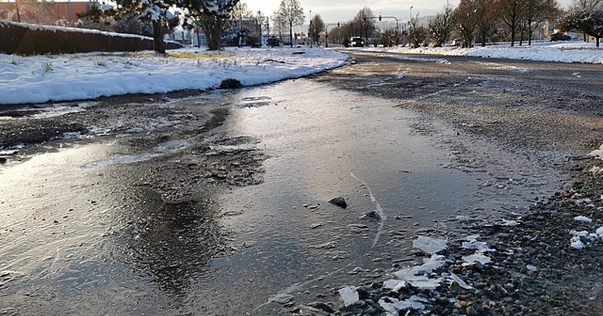 Sjokkerende syn: Skolebuss mister feste på isete vei - se video her