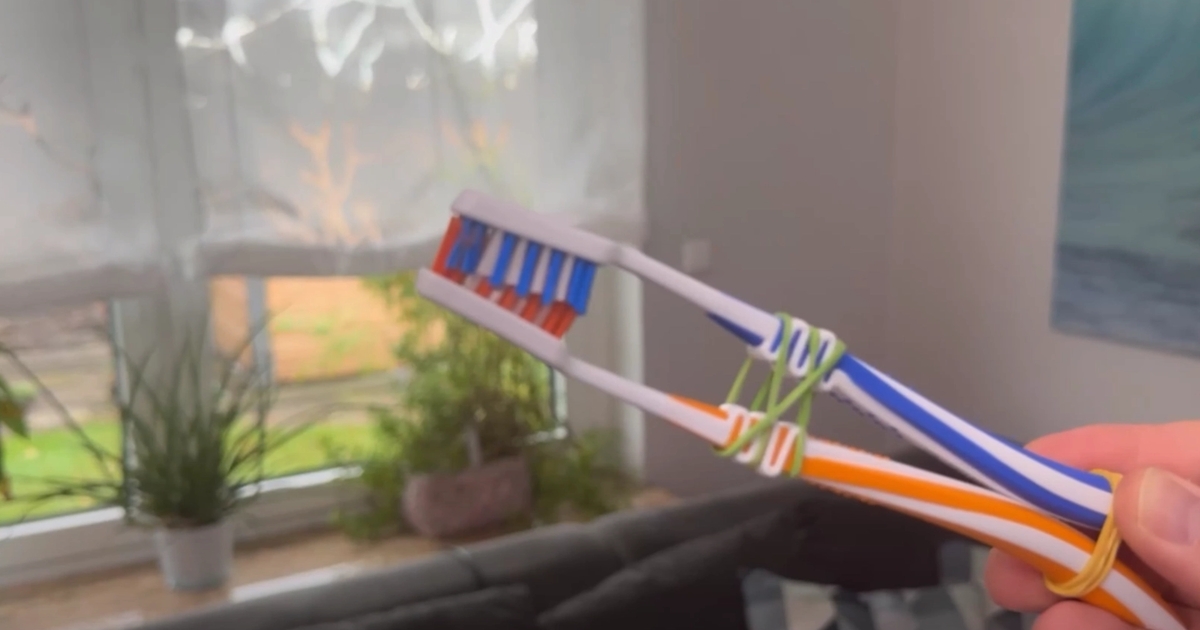 Han binder to tannbørster sammen: Bare vent til du ser hvorfor