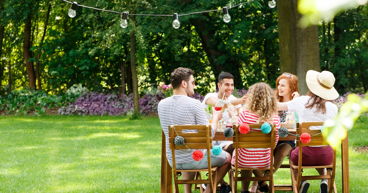 Fik bøde for at mødes med tre venner i sin have for at fejre fødselsdag ...