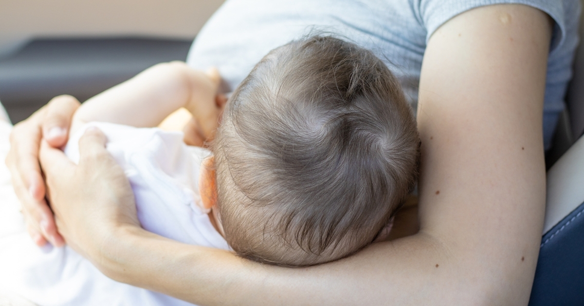 Mor ammer sin baby i rutsjebane: Nu går debatten amok