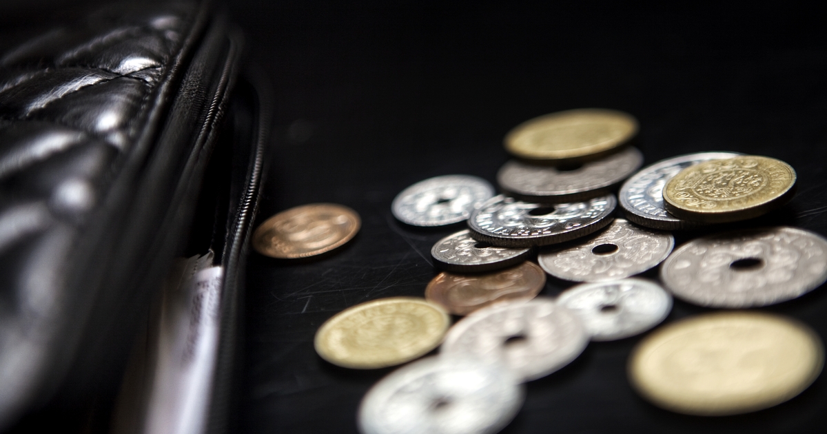 Advokat advarer: Derfor skal du ikke samle penge op som ligger på jorden