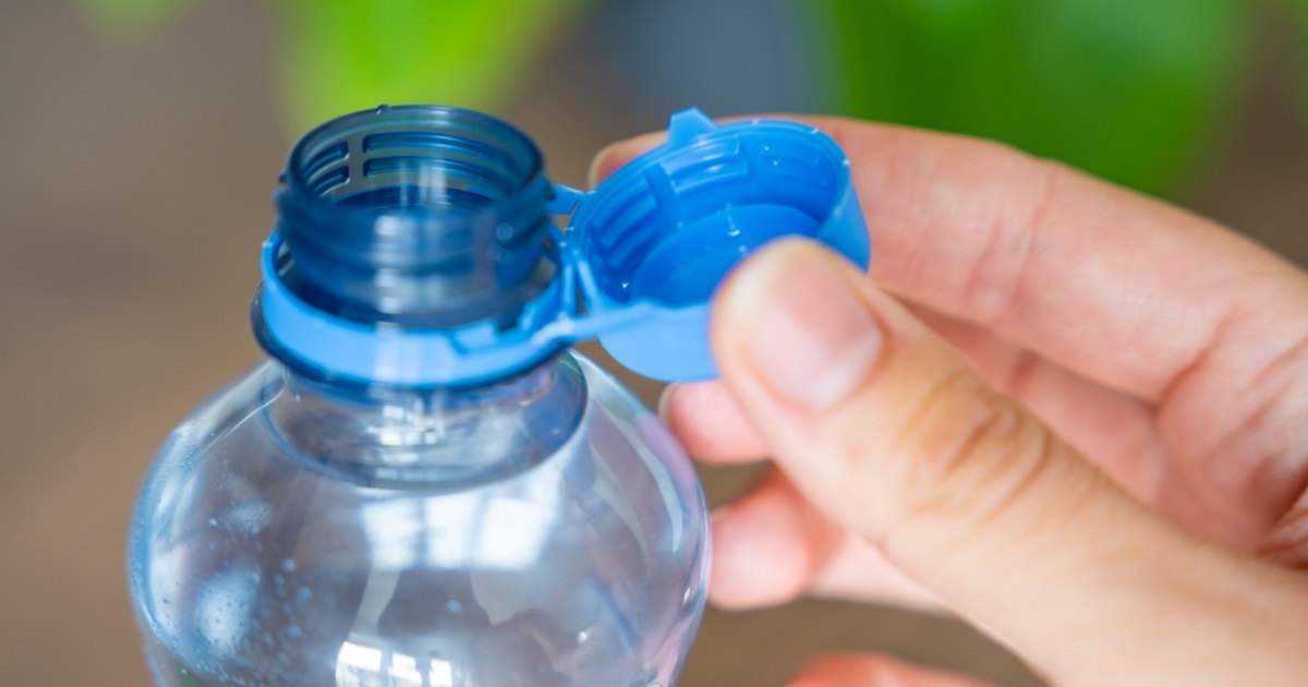 Lågene sidder nu fast på plastikflaskerne: Her er årsagen bag tiltaget