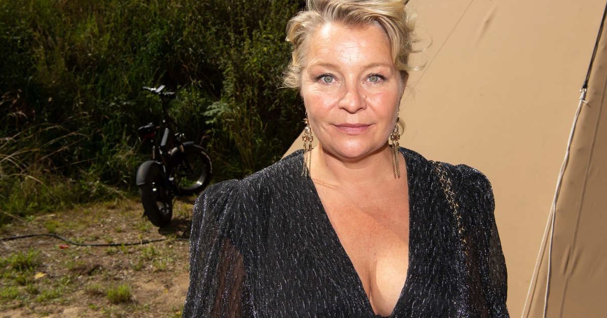 Signe Lindkvist åbner helt særlig gave: Så bryder hun grædende sammen