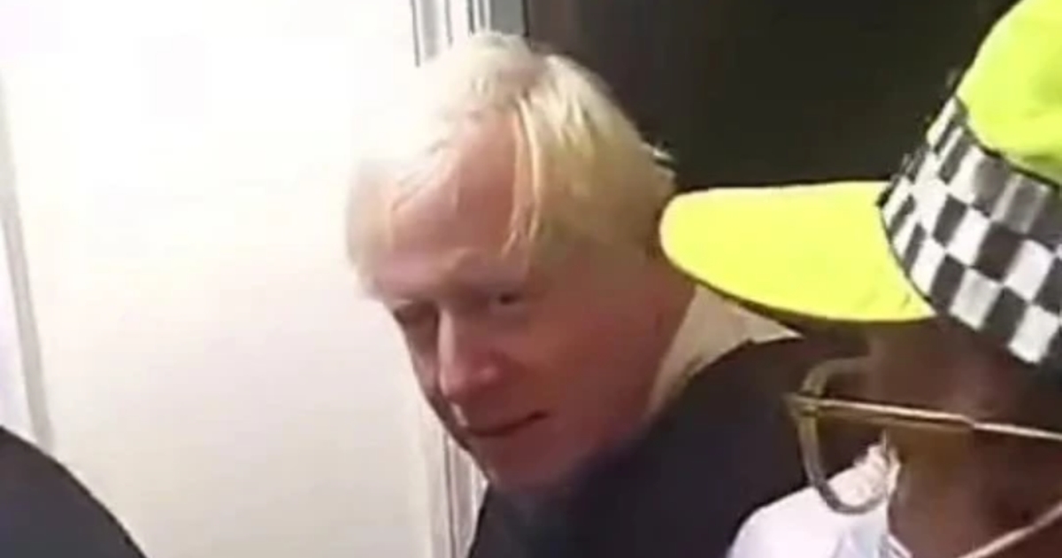Mand vågner op og finder Boris Johnson på udkig efter stoffer i sit hjem