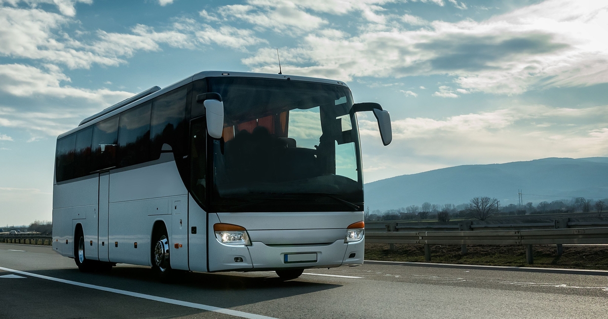 Buss veltet i Samnanger: 19 personer var ombord