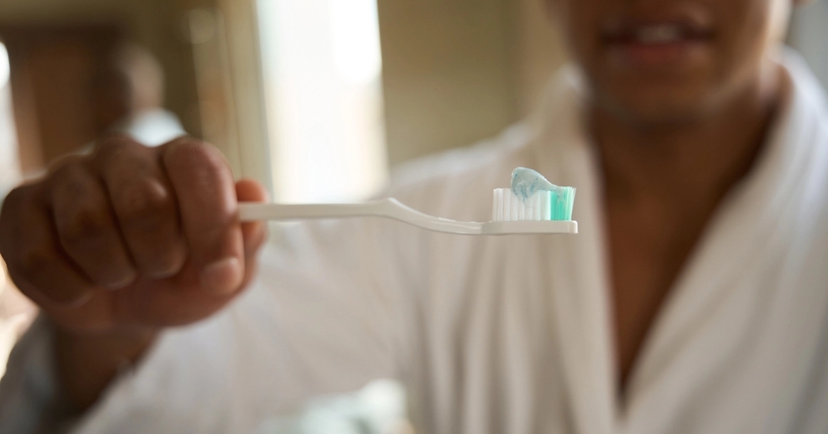 Tannlegen deler de vanligste feilene som forårsaker gule tenner