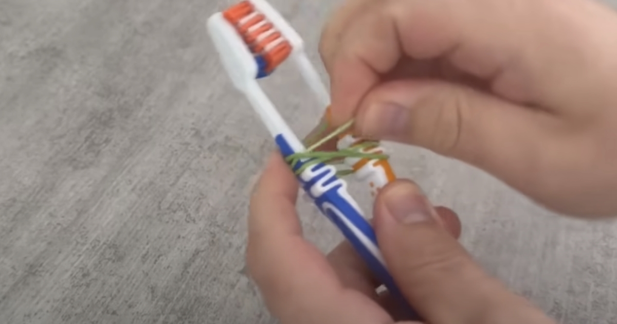 Han binder to tandbørster sammen: Bare vent til du ser grunden bag
