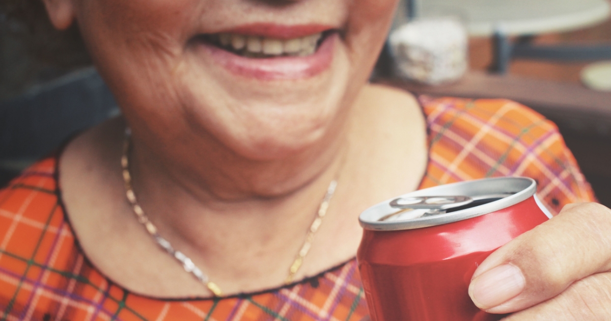 Er du over 60 år? Så bør du holde dig fra denne drik, advarer ekspert