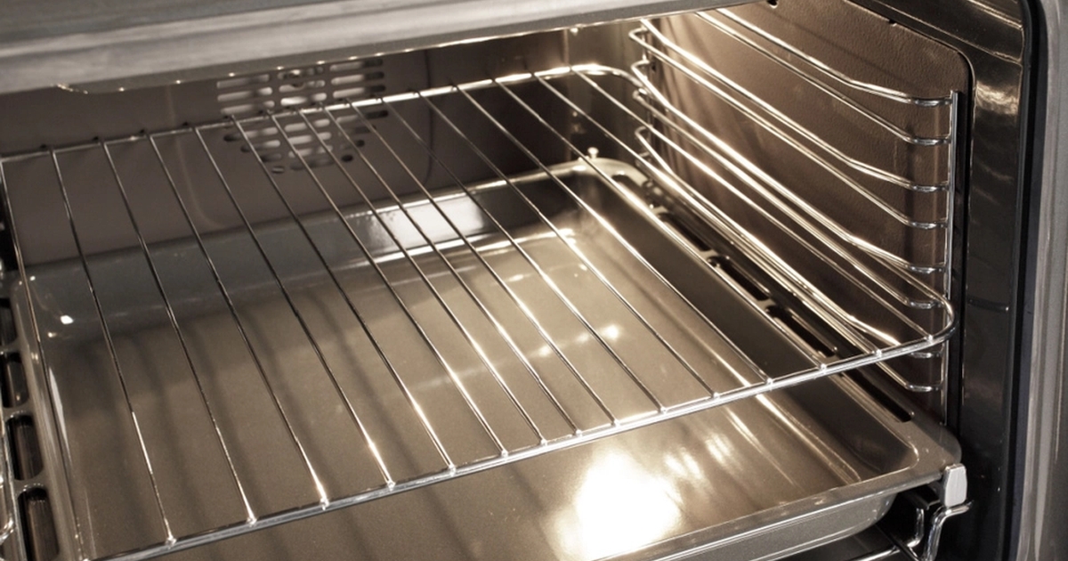 Simpelt effektivt trick: sådan får du en ren ovn og bageplader med et snuptag
