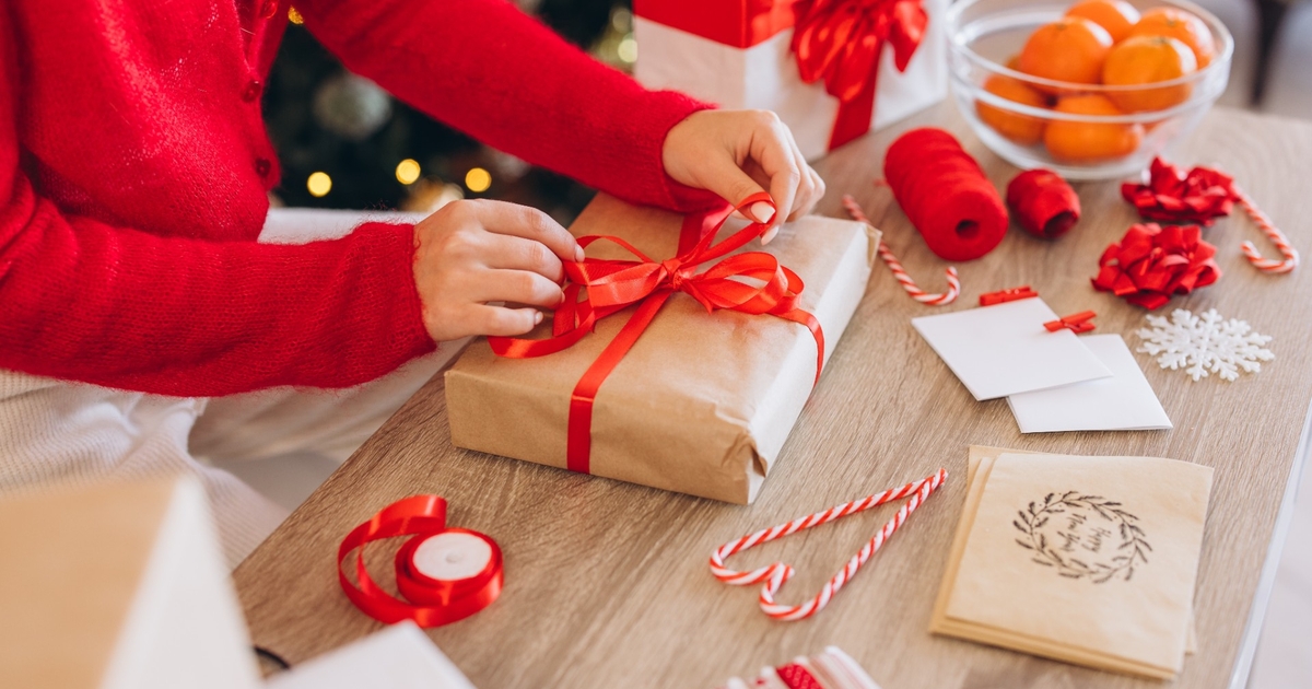 En smart måte å pakke inn julegaver uten tape, ifølge ekspert