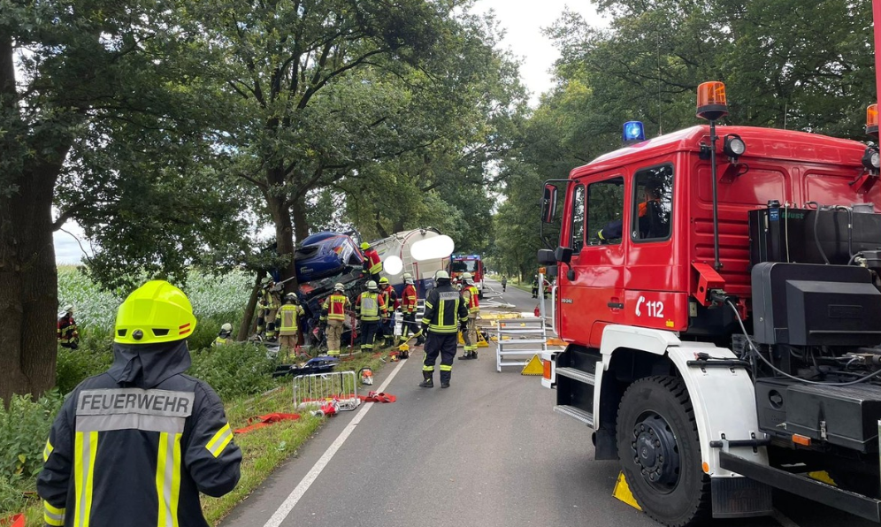 Schwerer LKW-Unfall auf der B75 führt zu umfangreichem Feuerwehreinsatz